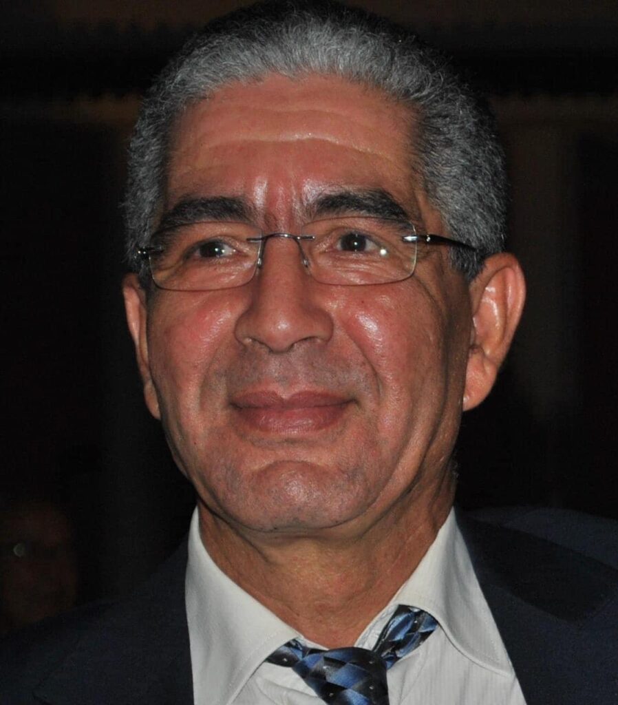 من هو أحمد حرزني ؟ – manhowa.com