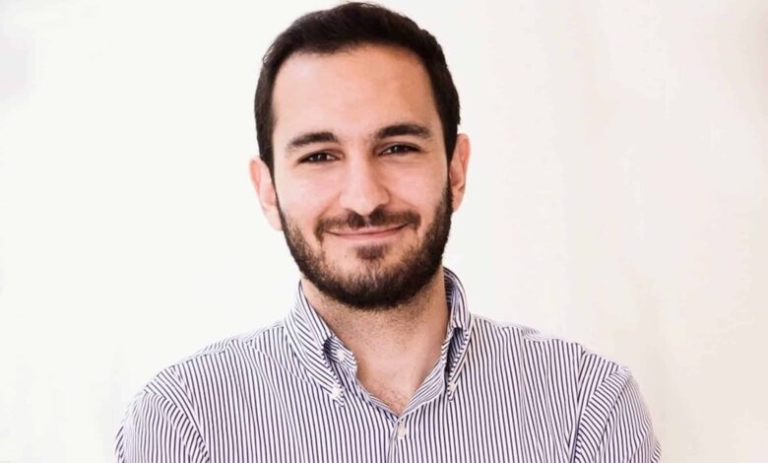 من هو فاضل أديب؟ – manhowa.com